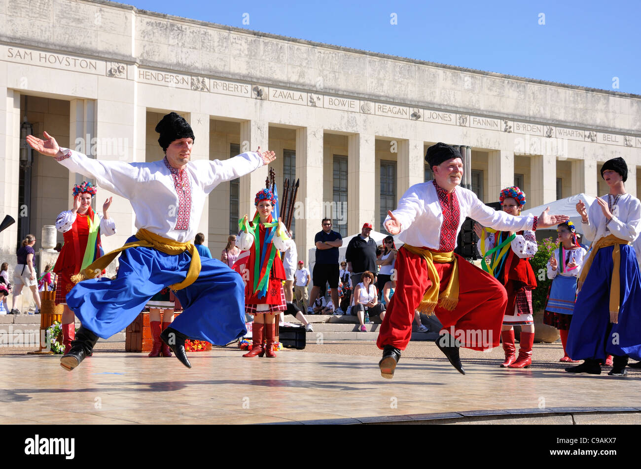 Ukrainian traditional dancing Stock Photo - Alamy