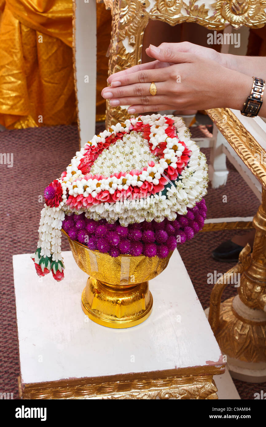 Asian asia thai thailand bride hi-res stock photography and images - Alamy