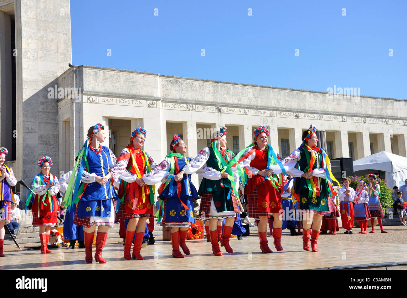 Ukrainian traditional dancing Stock Photo - Alamy