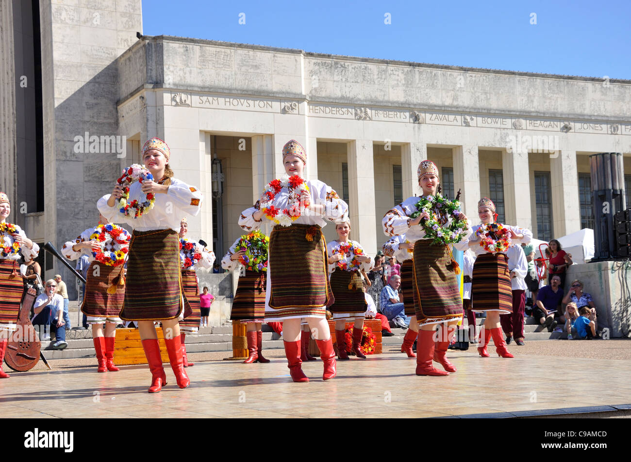 Ukrainian traditional dancing Stock Photo - Alamy