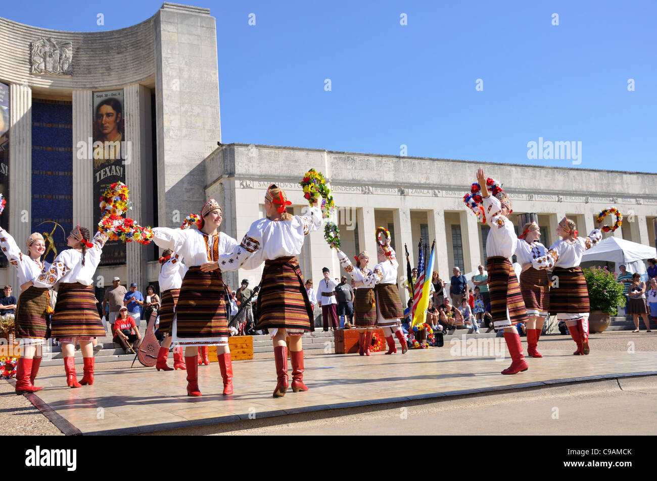 Ukrainian traditional dancing Stock Photo - Alamy