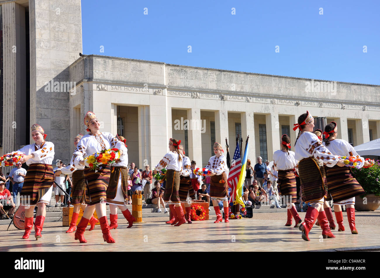 Ukrainian traditional dancing Stock Photo - Alamy