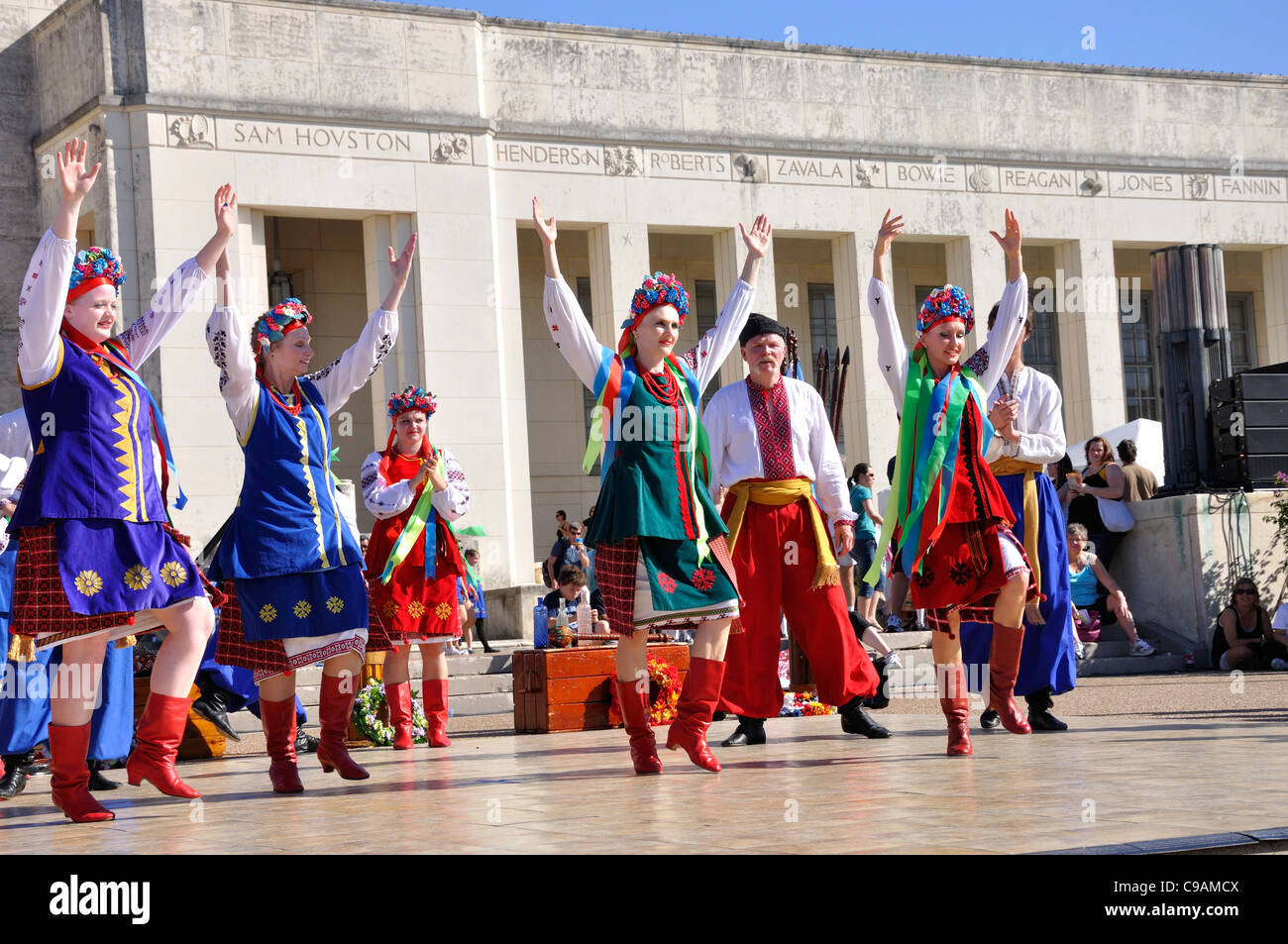Ukrainian traditional dancing Stock Photo - Alamy