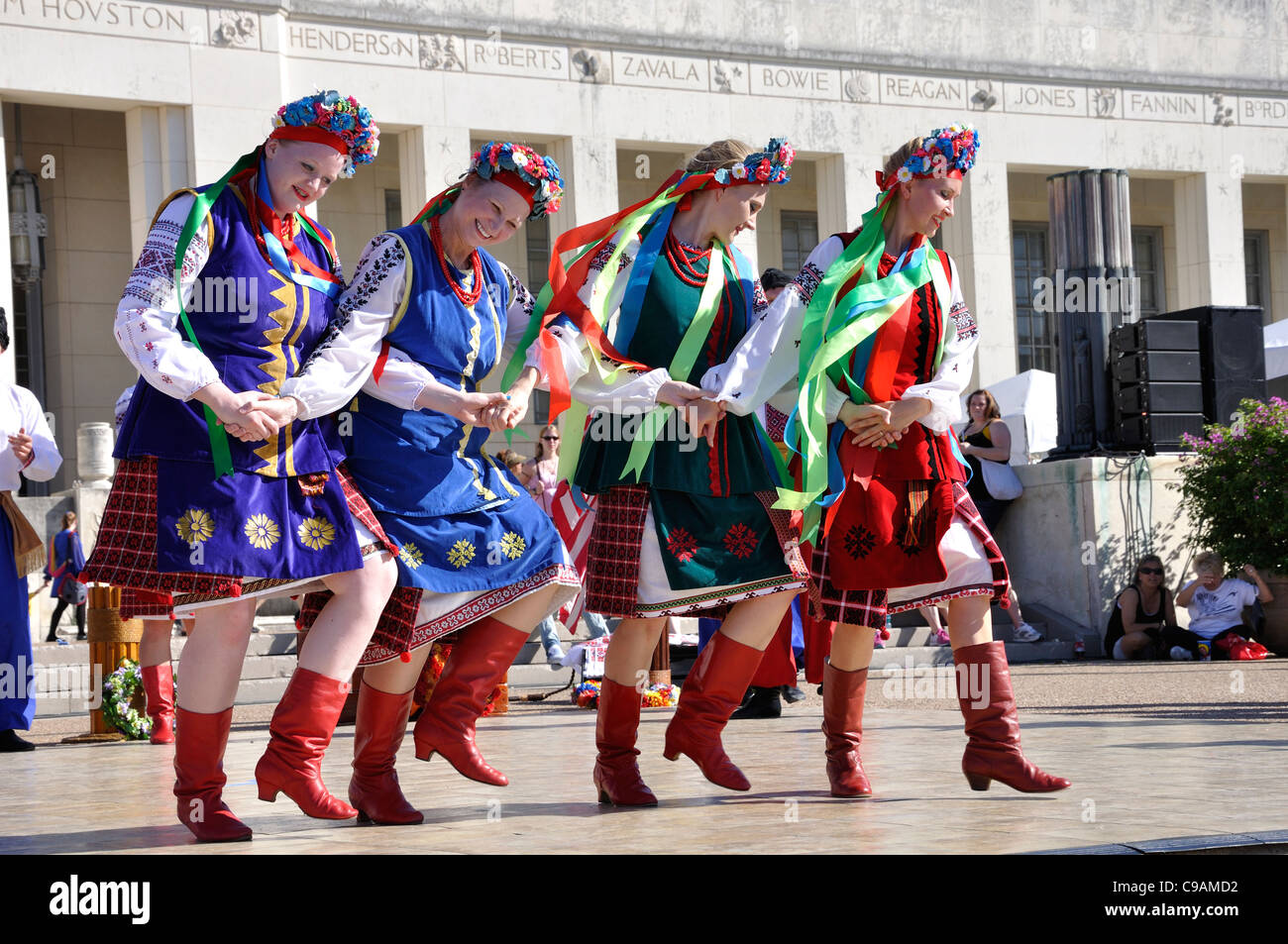Ukrainian traditional dancing Stock Photo - Alamy