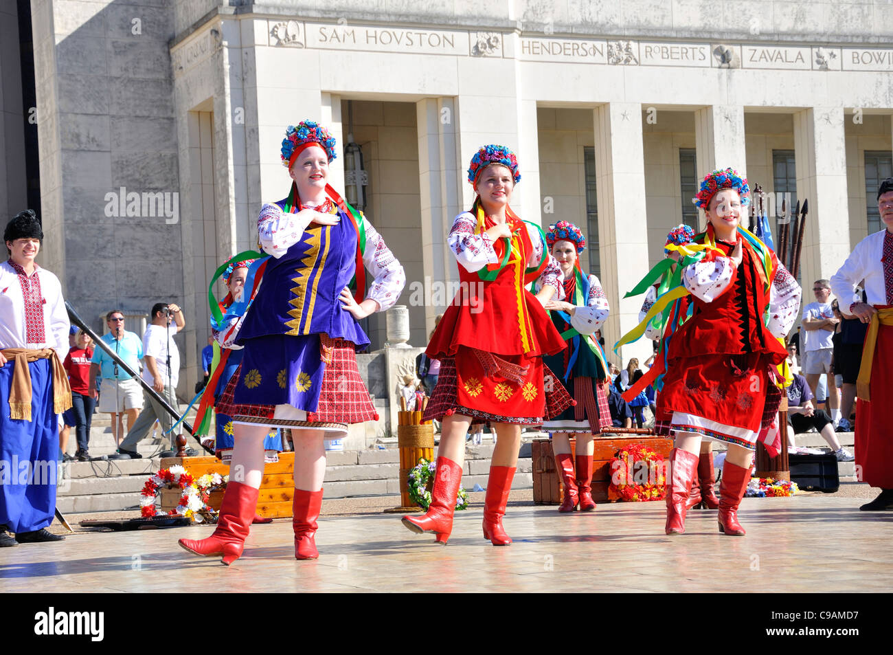 Ukrainian traditional dancing Stock Photo - Alamy
