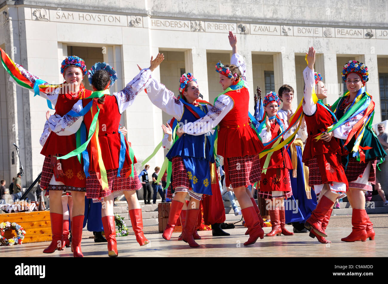 Ukrainian traditional dancing Stock Photo - Alamy