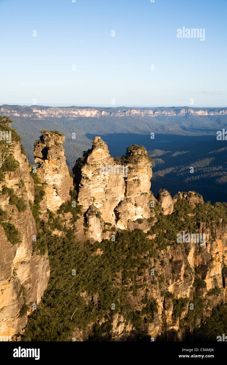 The Three Sisters rock formation, viewed from the Echo Point Lookout ...
