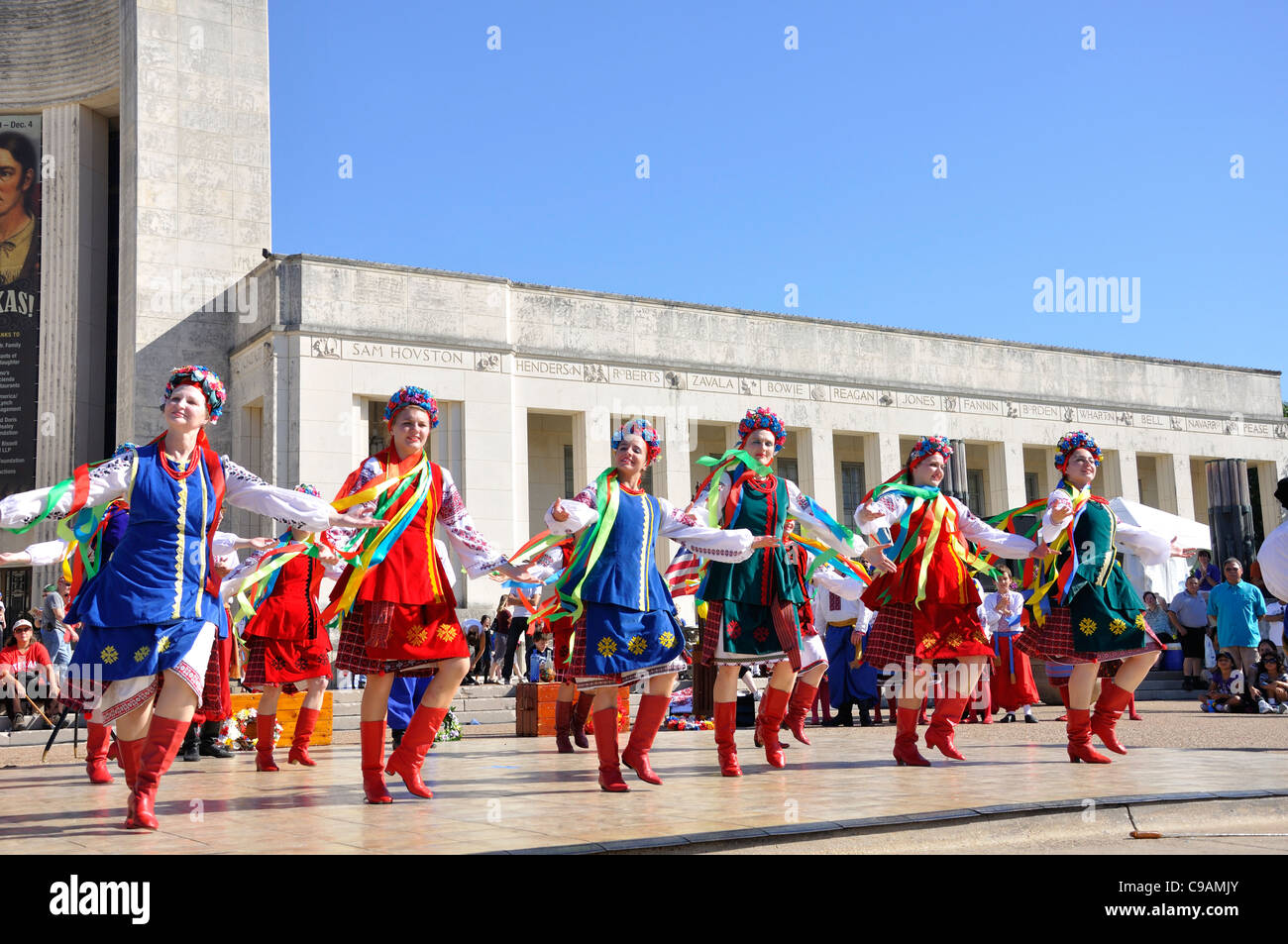 Ukrainian traditional dancing Stock Photo - Alamy