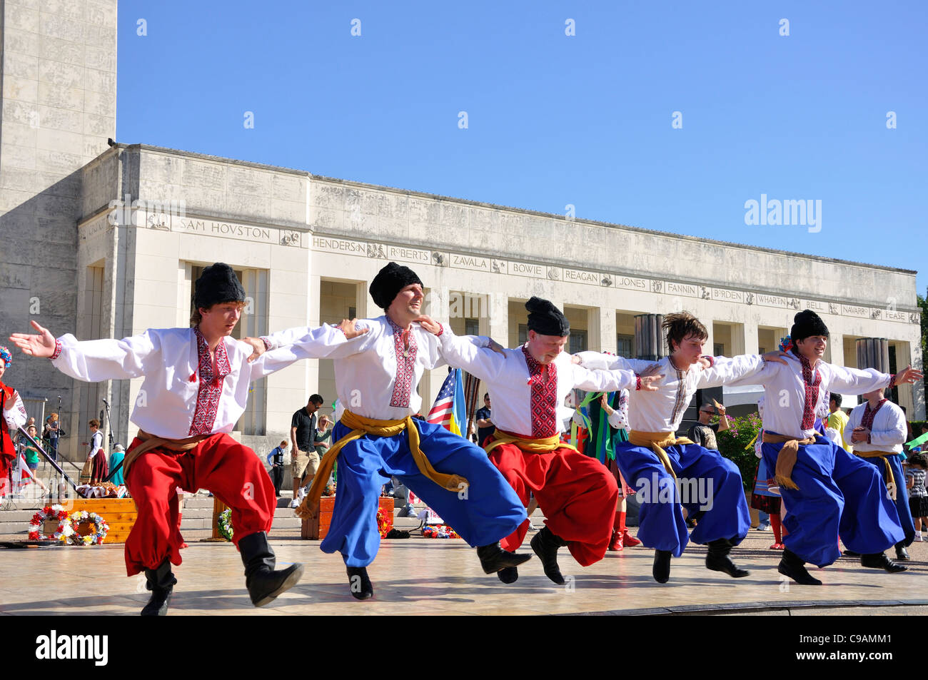 Ukrainian traditional dancing Stock Photo - Alamy