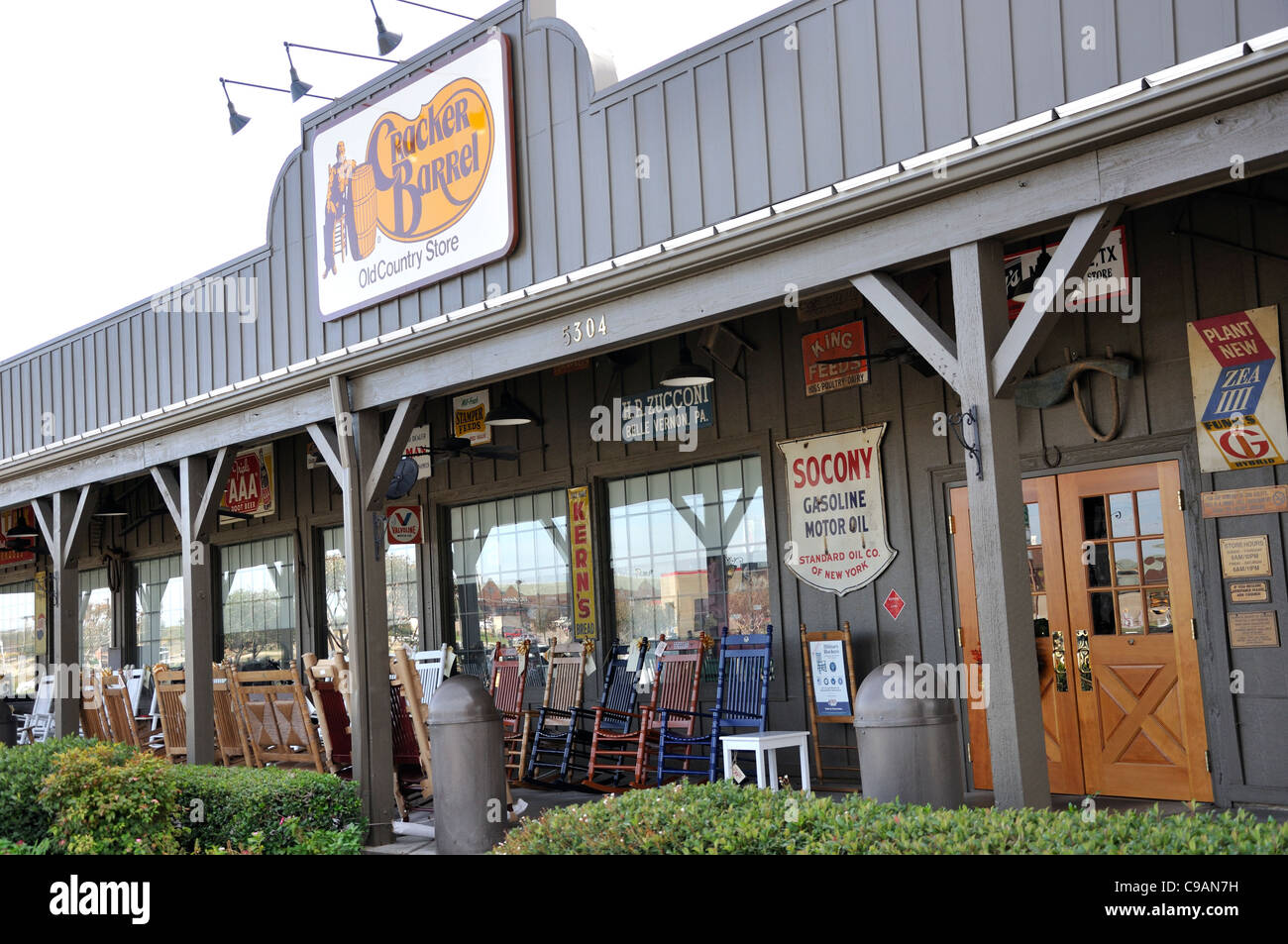 Cracker Barrel Restaurant and Old Country Store Stock Photo - Alamy