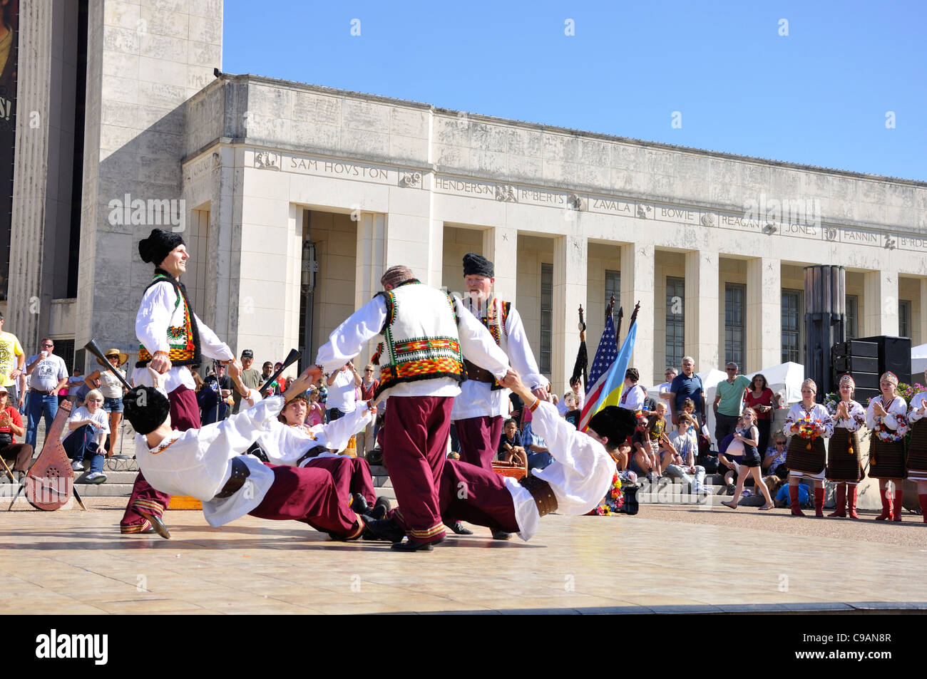 Ukrainian traditional dancing Stock Photo - Alamy