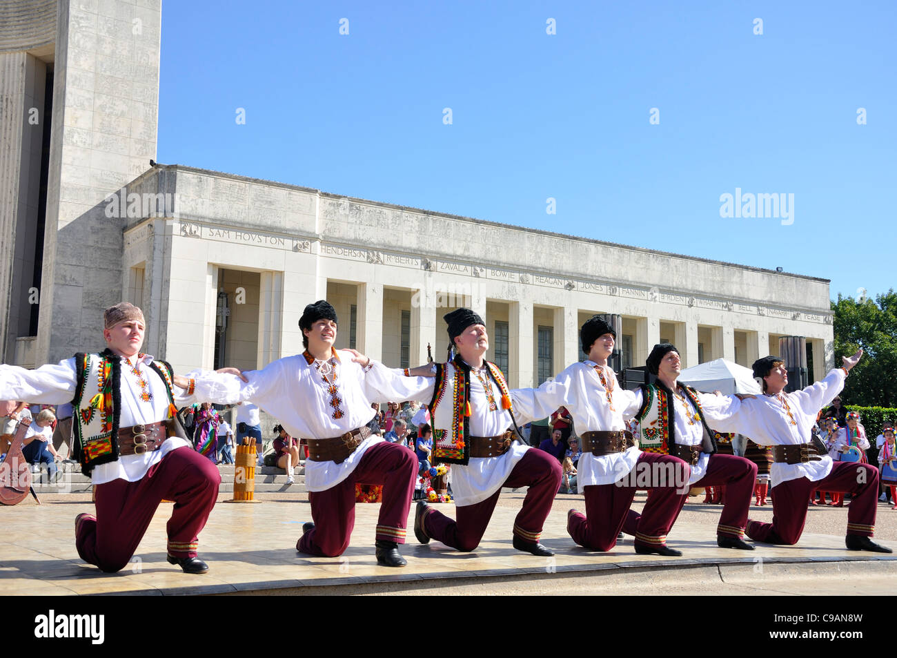 Ukrainian traditional dancing Stock Photo - Alamy