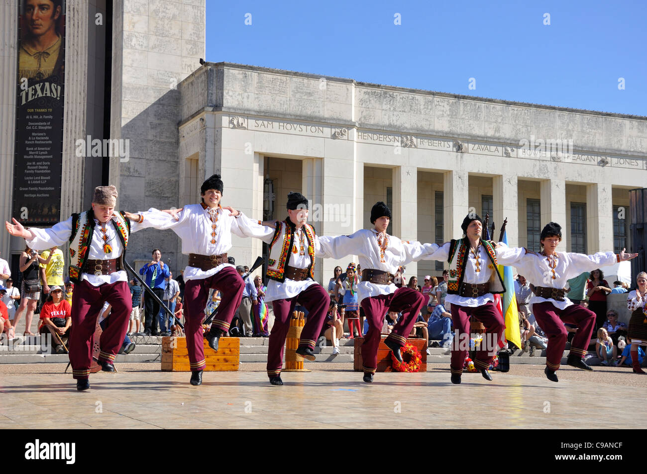 Ukrainian traditional dancing Stock Photo - Alamy