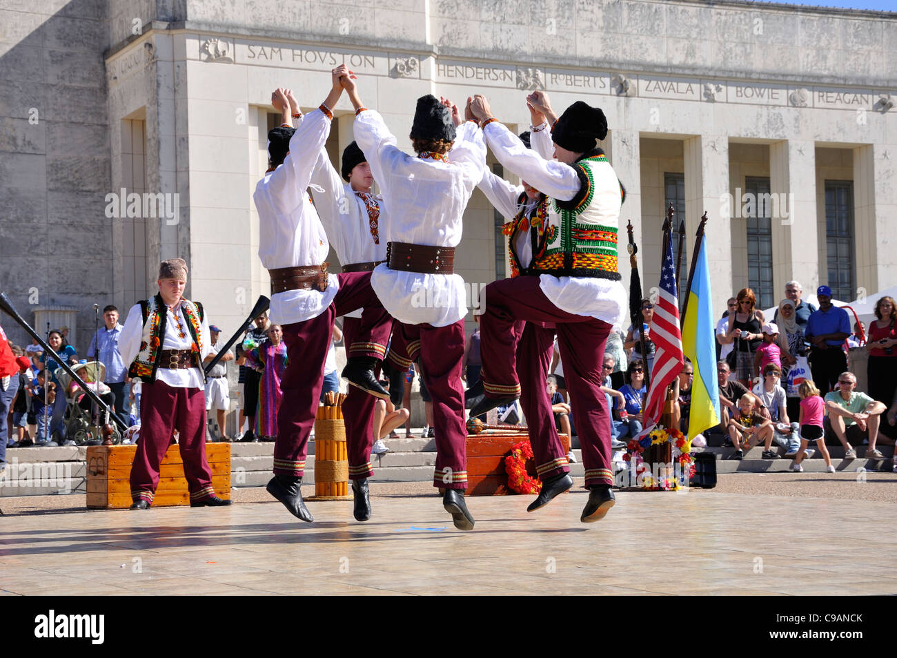 Ukrainian traditional dancing Stock Photo - Alamy