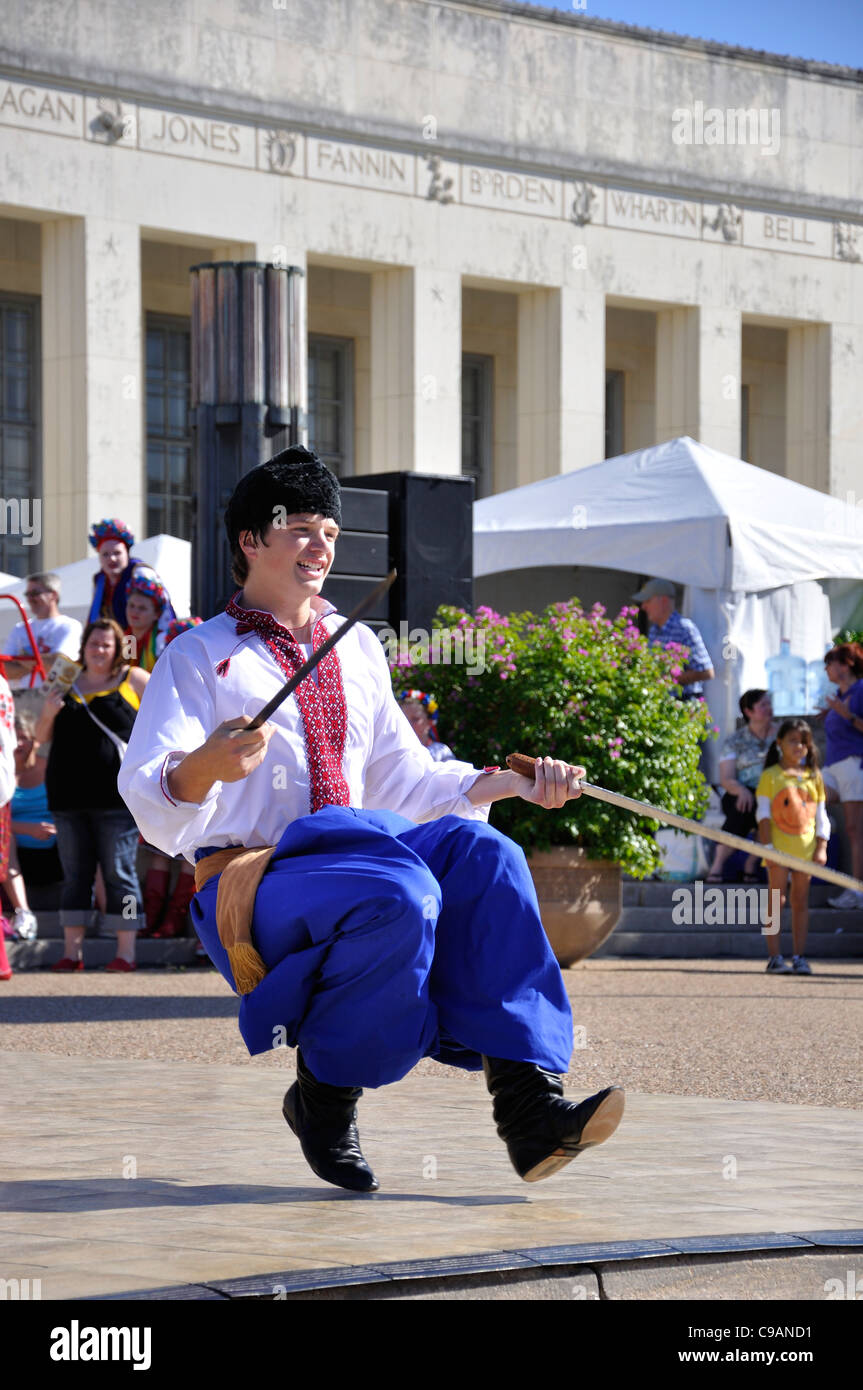 Ukrainian traditional dancing Stock Photo - Alamy