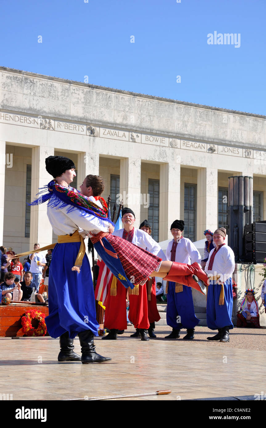 Ukrainian traditional dancing Stock Photo - Alamy