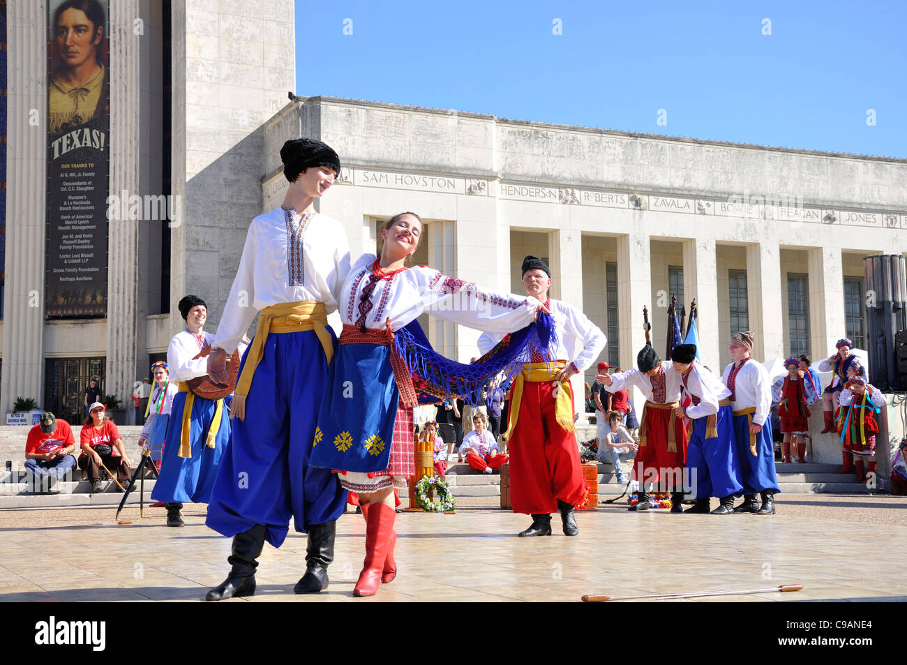 Ukrainian traditional dancing Stock Photo - Alamy
