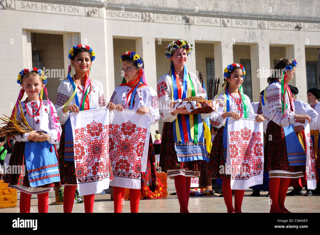Ukrainian traditional dancing Stock Photo - Alamy