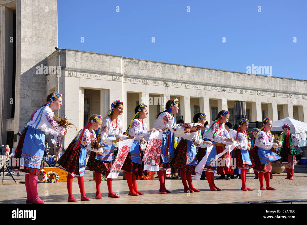 Ukrainian traditional dancing Stock Photo - Alamy