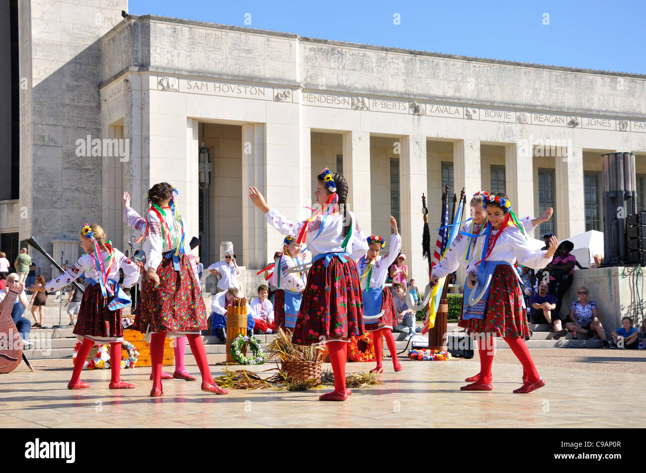 Ukrainian traditional dancing Stock Photo - Alamy