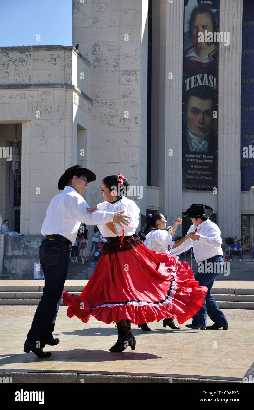 Mexican traditional dancing Stock Photo - Alamy