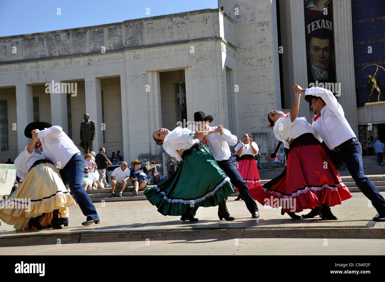 Mexican traditional dancing Stock Photo - Alamy