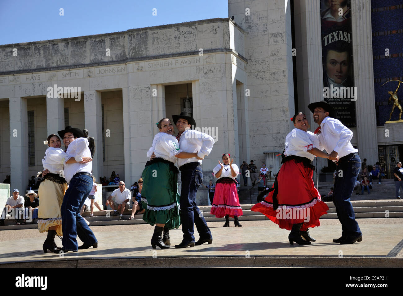 Mexican traditional dancing Stock Photo - Alamy