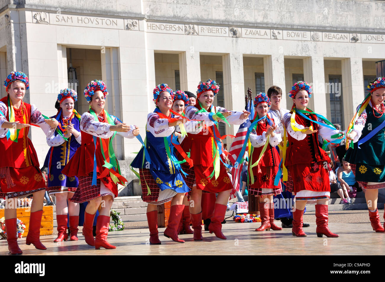 Ukrainian traditional dancing Stock Photo - Alamy