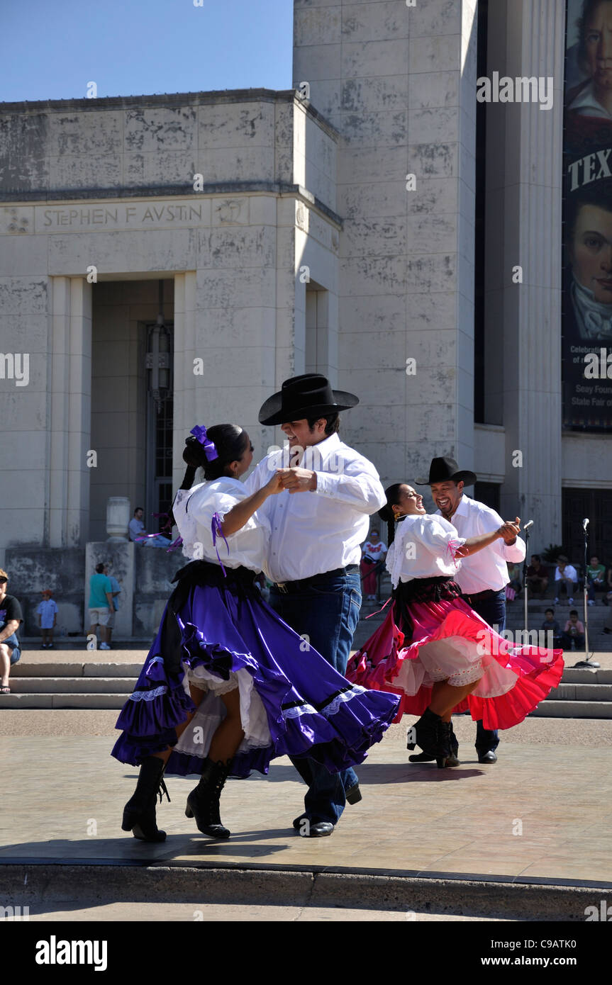 Mexican traditional dancing Stock Photo - Alamy