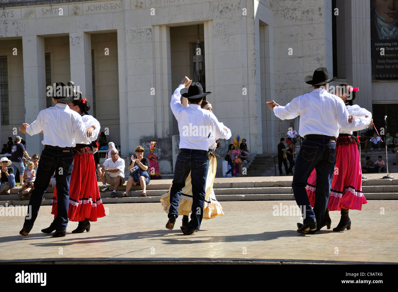 Mexican traditional dancing Stock Photo - Alamy