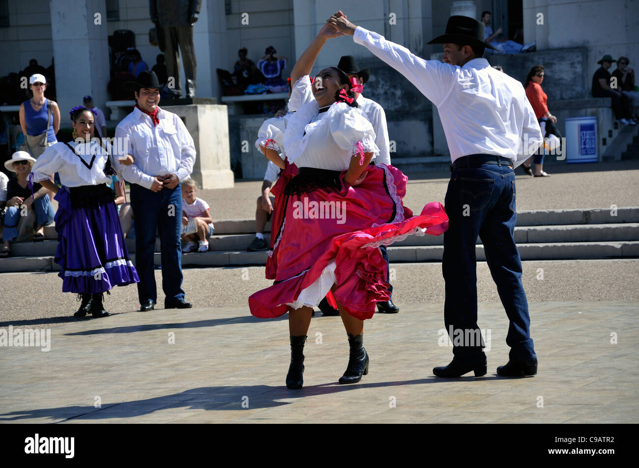 Mexican traditional dancing Stock Photo - Alamy