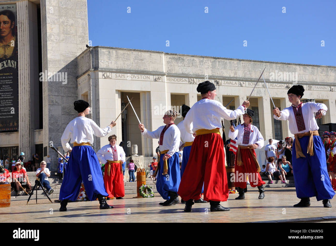 Ukrainian traditional dancing Stock Photo - Alamy