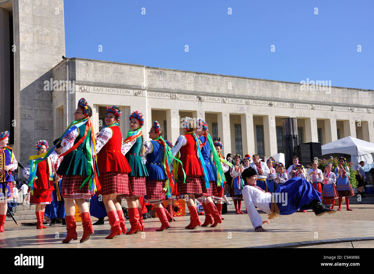 Ukrainian traditional dancing Stock Photo - Alamy