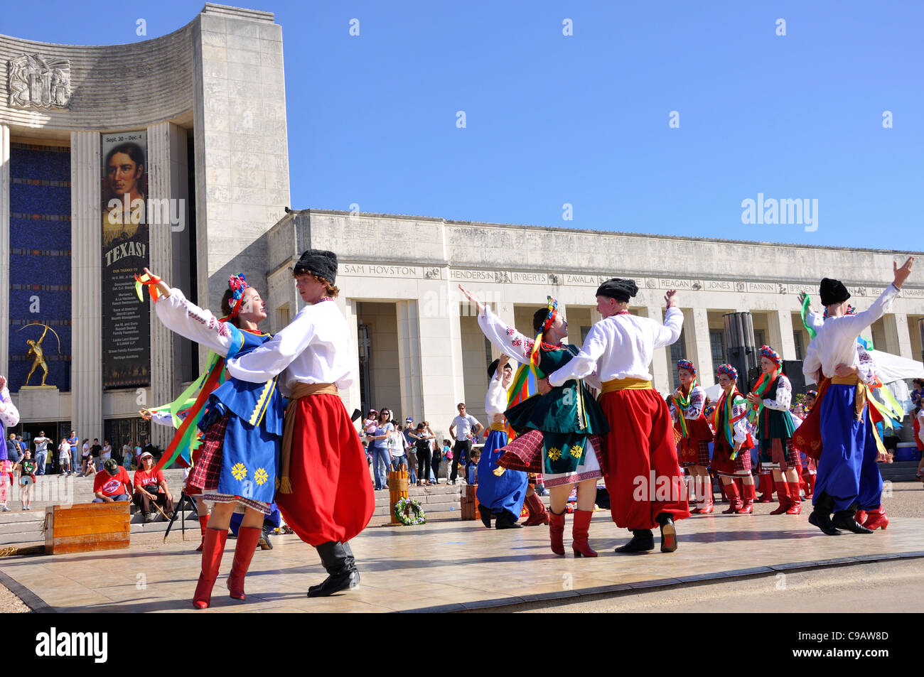 Ukrainian traditional dancing Stock Photo - Alamy