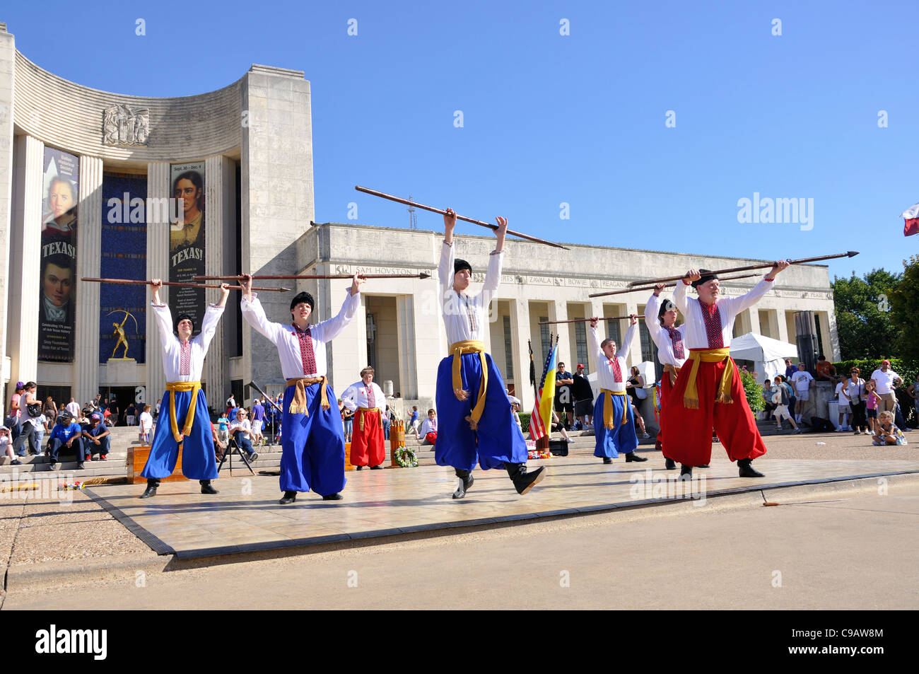 Ukrainian traditional dancing Stock Photo - Alamy