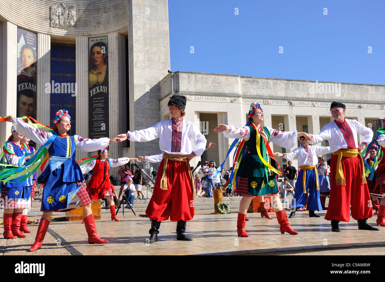 Ukrainian traditional dancing Stock Photo - Alamy