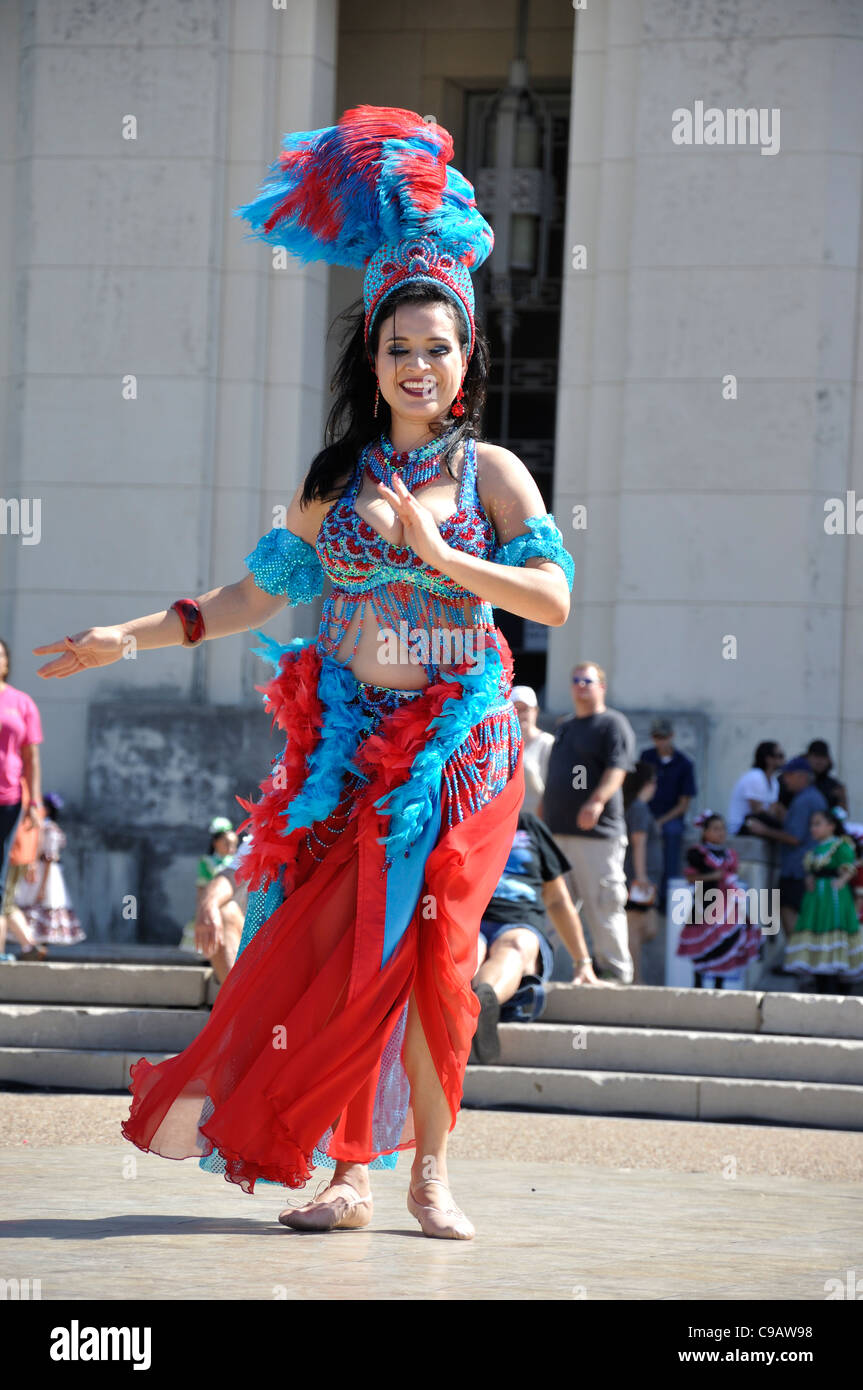 Folk turkish women dance stage hi-res stock photography and images - Alamy