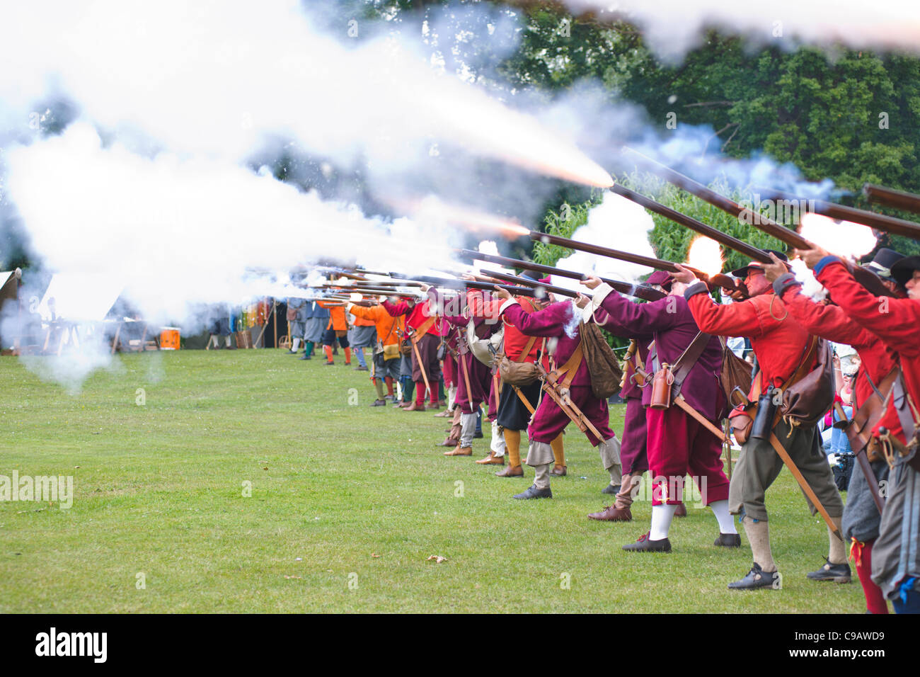 Soldiers firing muskets english hi-res stock photography and images - Alamy