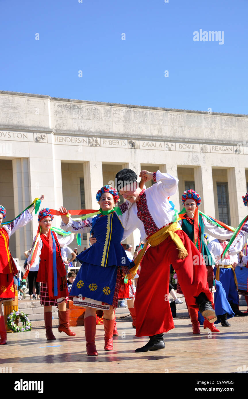 Ukrainian traditional dancing Stock Photo - Alamy
