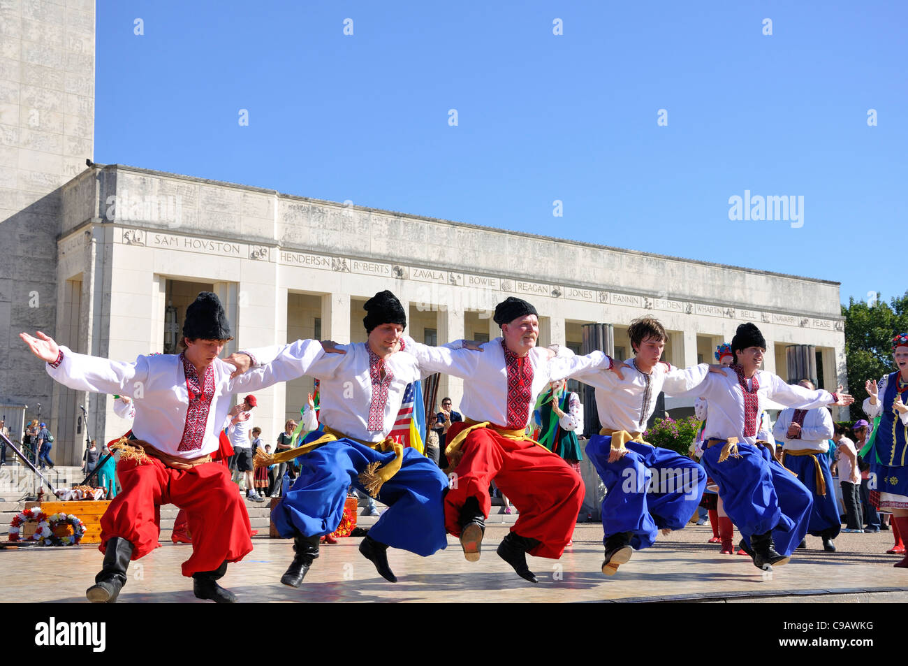 Ukrainian traditional dancing Stock Photo - Alamy