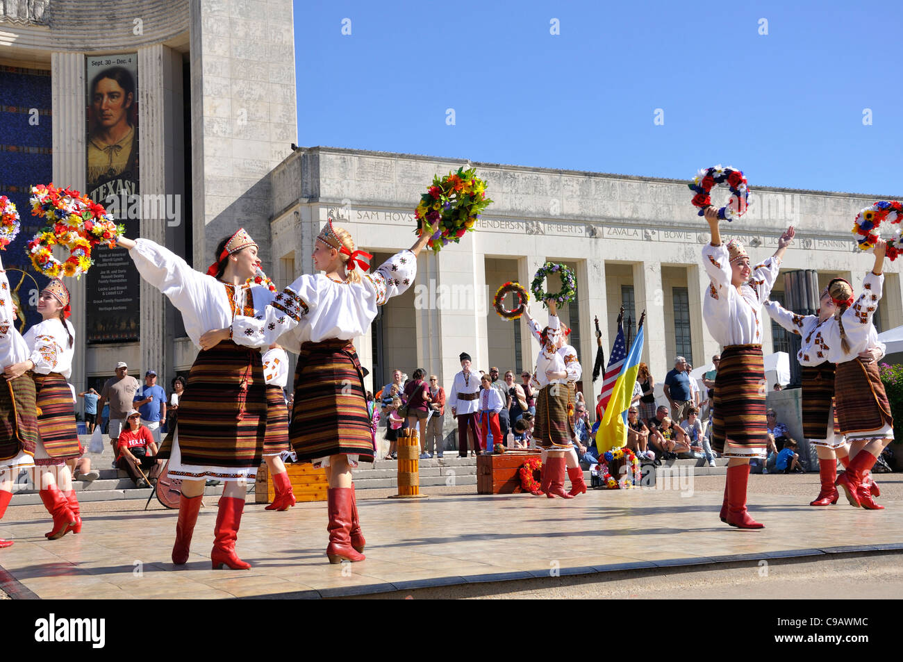 Ukrainian traditional dancing Stock Photo - Alamy
