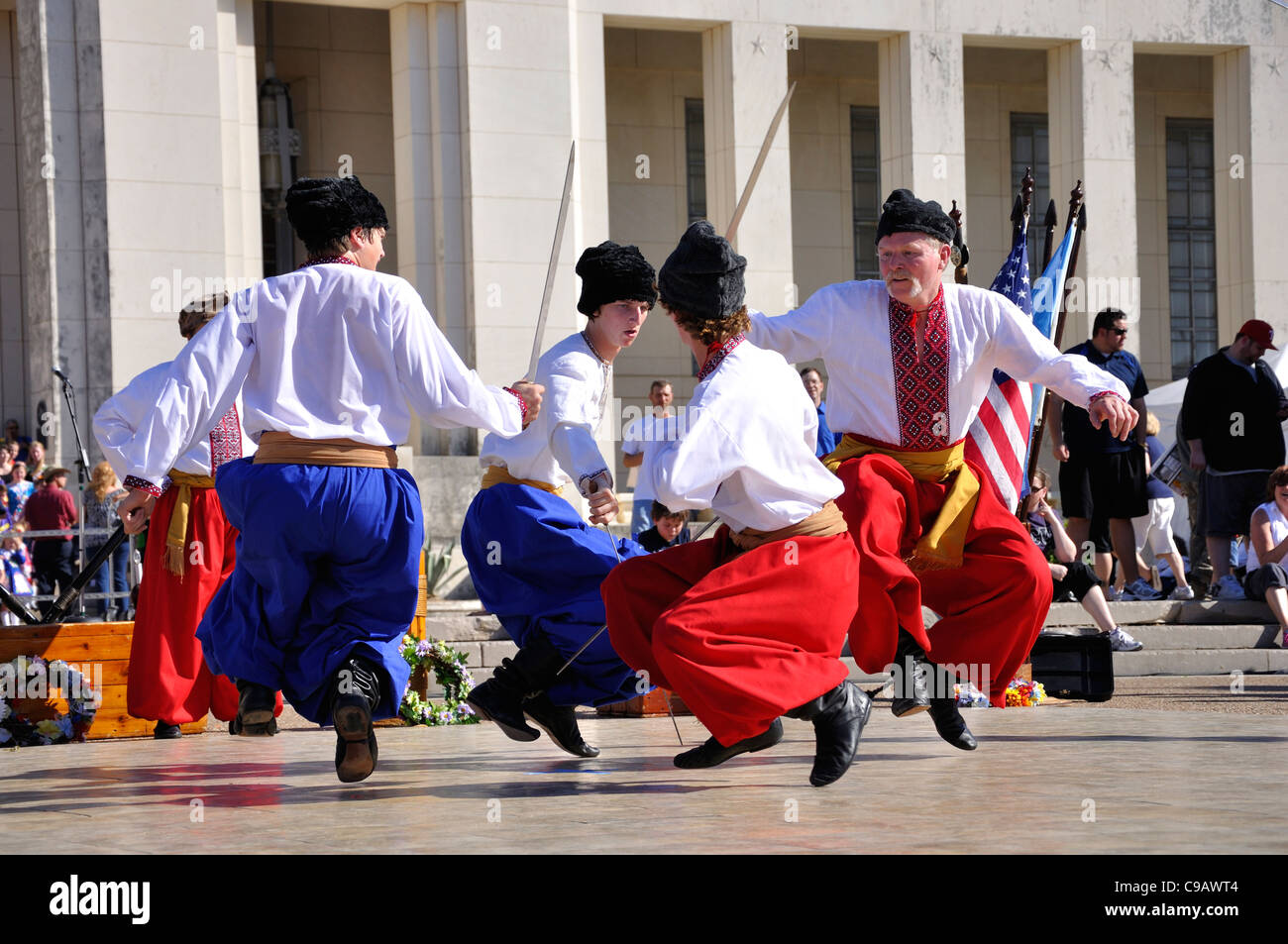 Ukrainian traditional dancing Stock Photo - Alamy