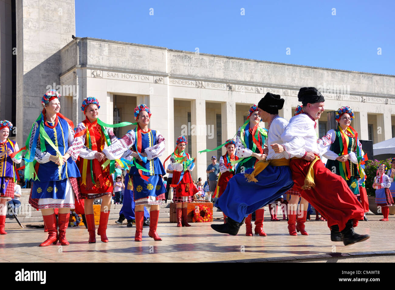 Ukrainian traditional dancing Stock Photo - Alamy