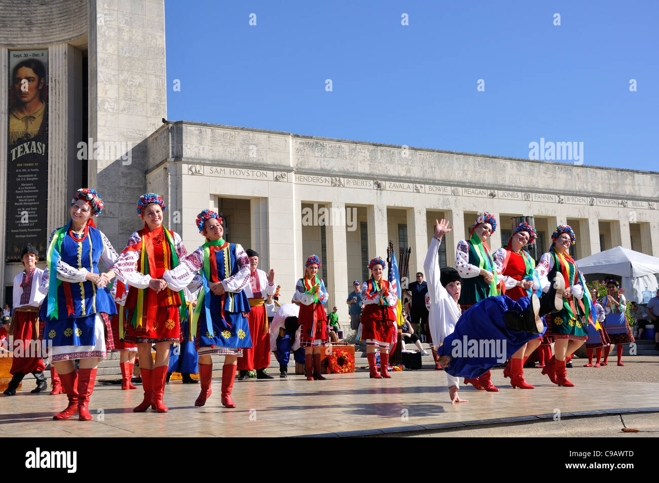Ukrainian traditional dancing Stock Photo - Alamy