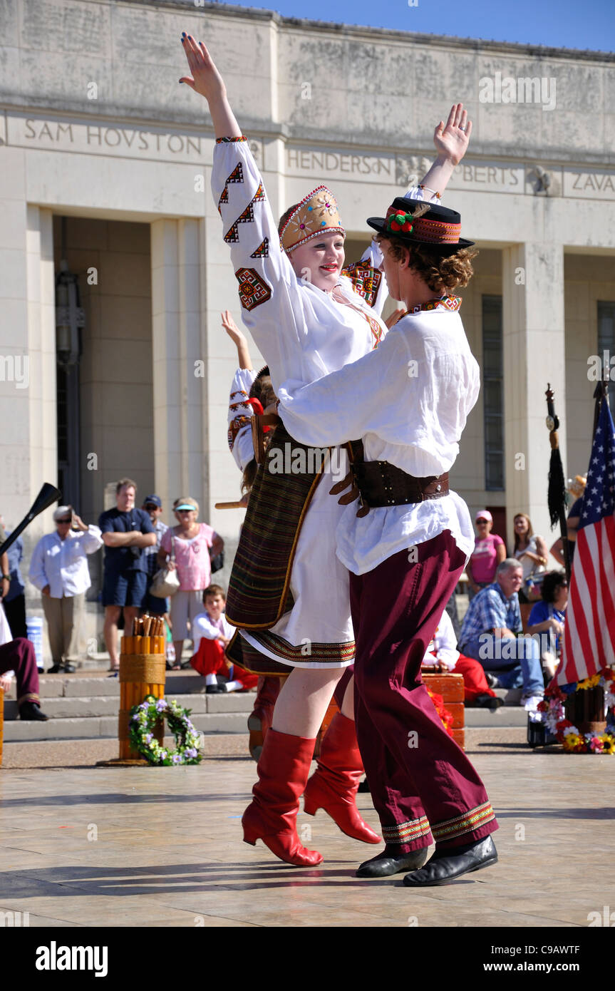 Ukrainian traditional dancing Stock Photo - Alamy