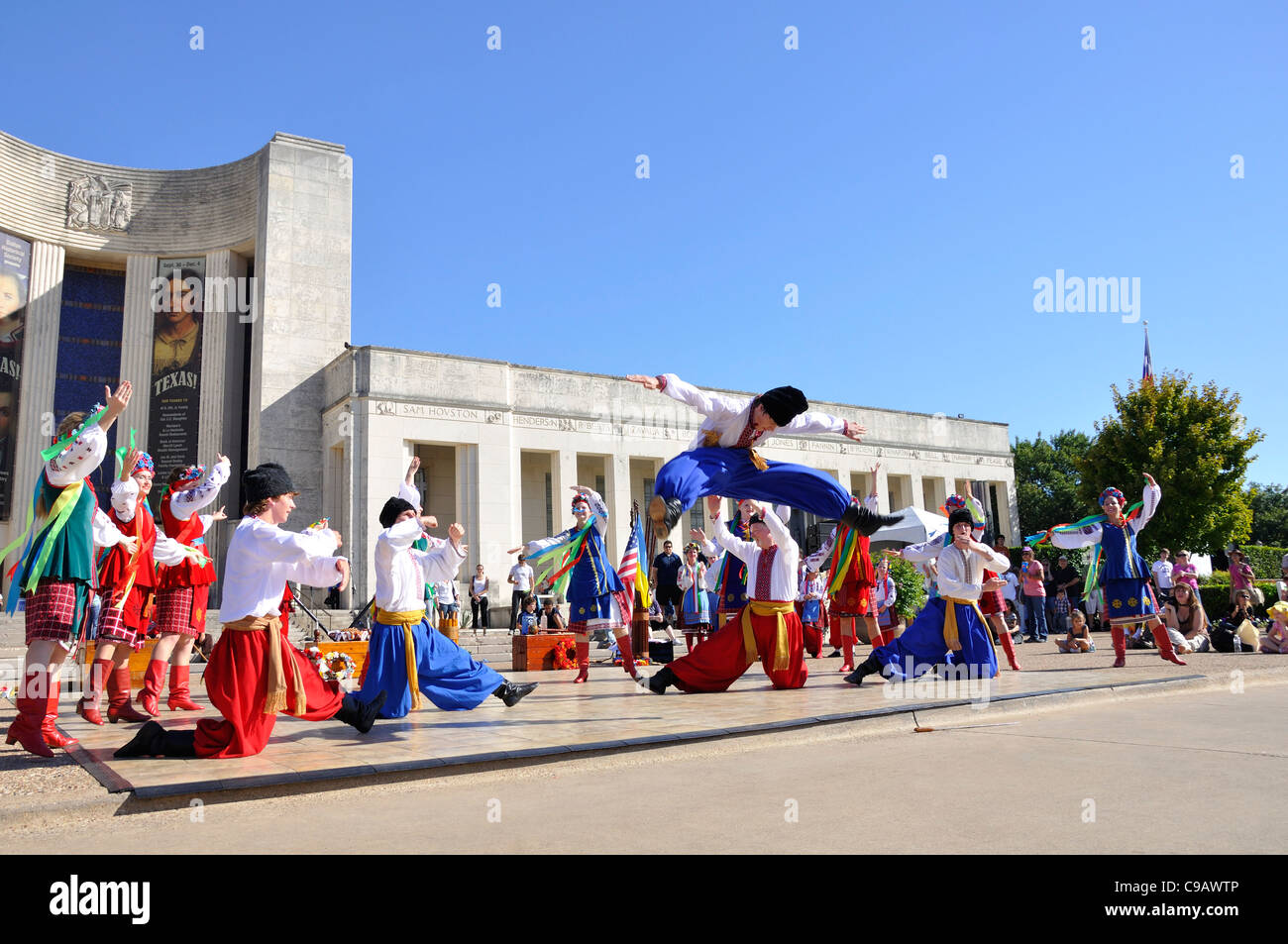 Ukrainian traditional dancing Stock Photo - Alamy