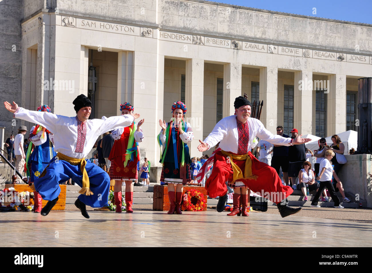 Ukrainian traditional dancing Stock Photo - Alamy