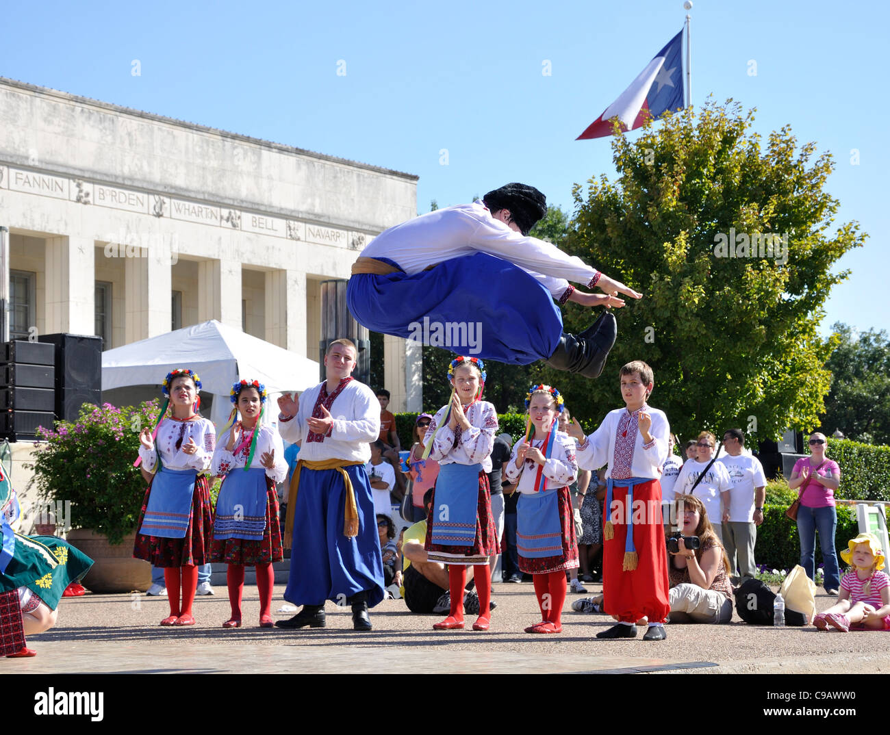 Ukrainian traditional dancing Stock Photo - Alamy