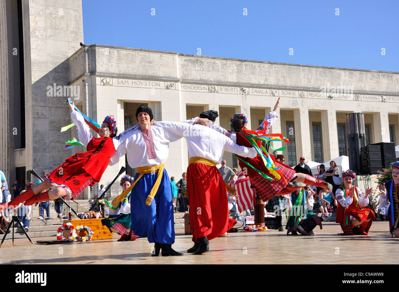 Ukrainian traditional dancing Stock Photo - Alamy