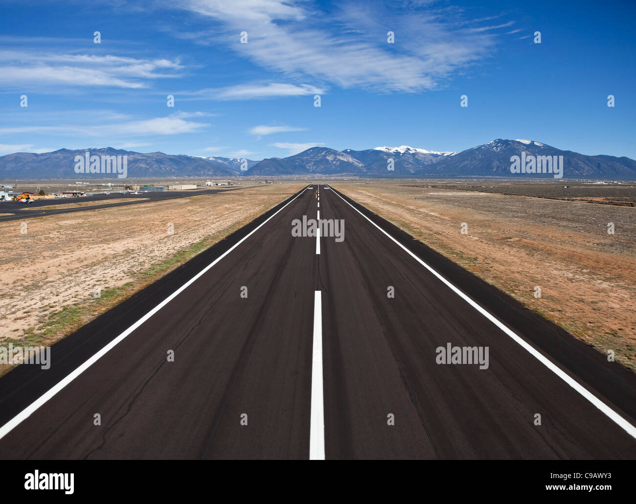 Mountain airport runway hi-res stock photography and images - Alamy